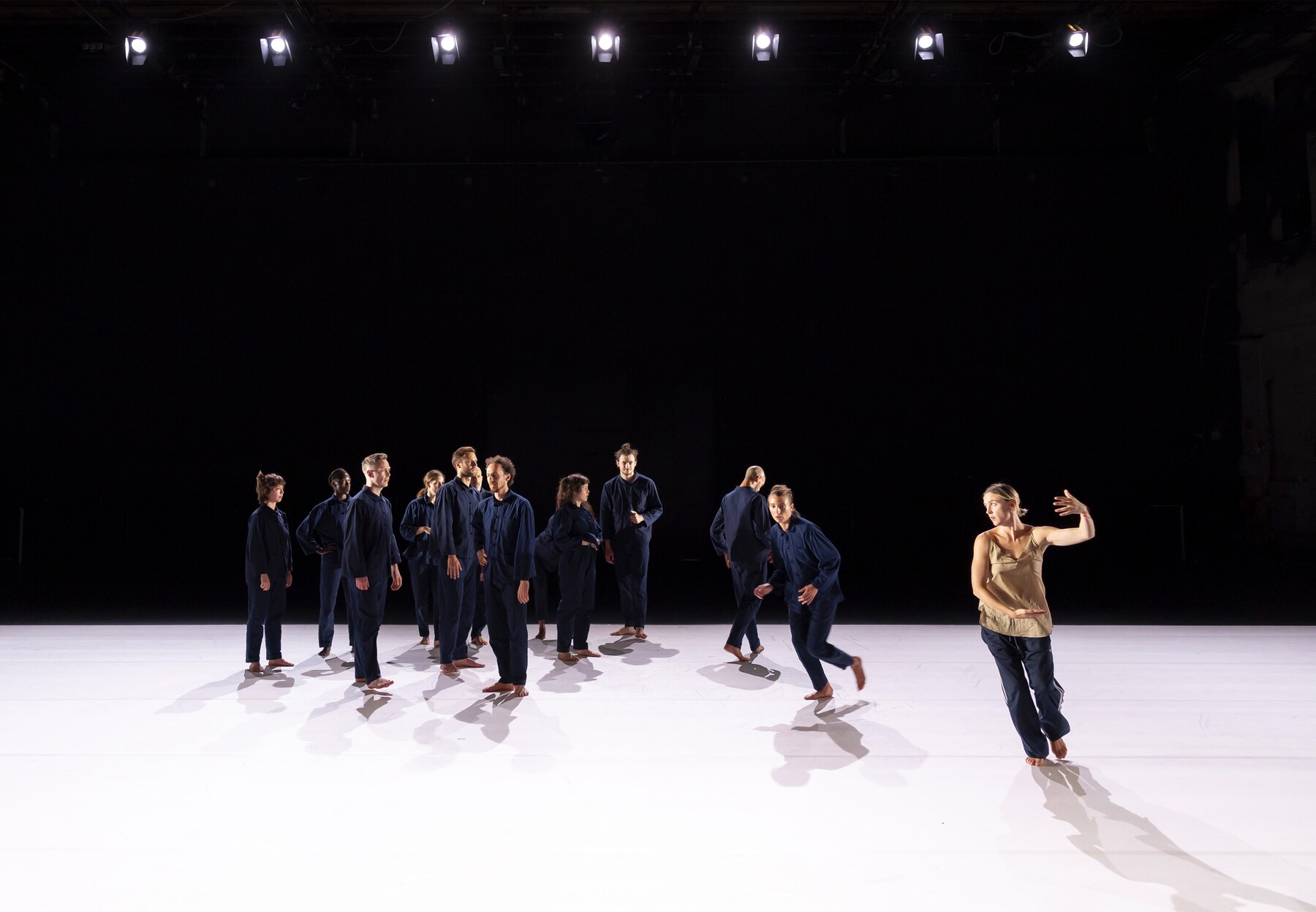 Dans les coulisses de Navy Blue, la création d'Oona Doherty - Dance Reflections by Van Cleef ...